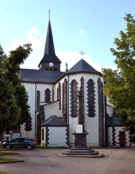 Manzat - Cathédrale catholique Notre-Dame de Clermont